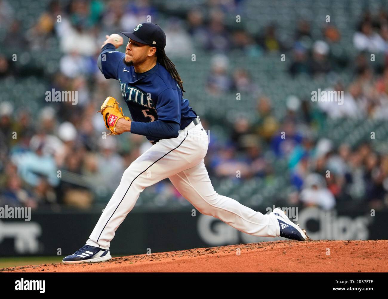 Seattle Mariners starting pitcher Luis Castillo throws a strike against ...