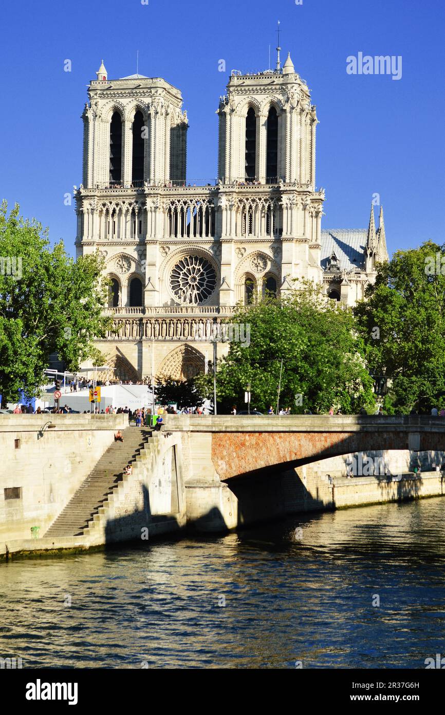 Notre dame architecture style hi-res stock photography and images - Alamy