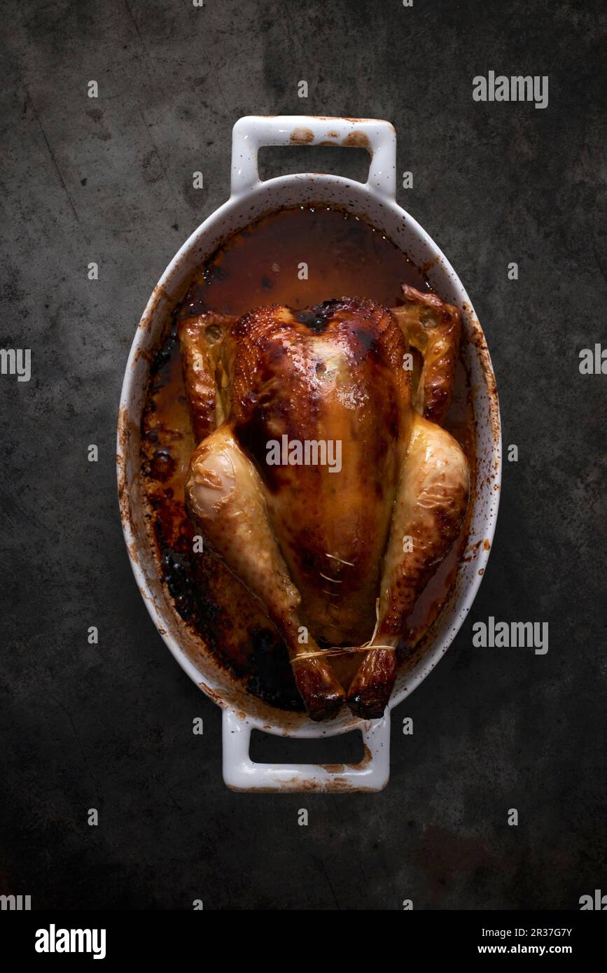 A whole chicken in a roasting tin Stock Photo - Alamy
