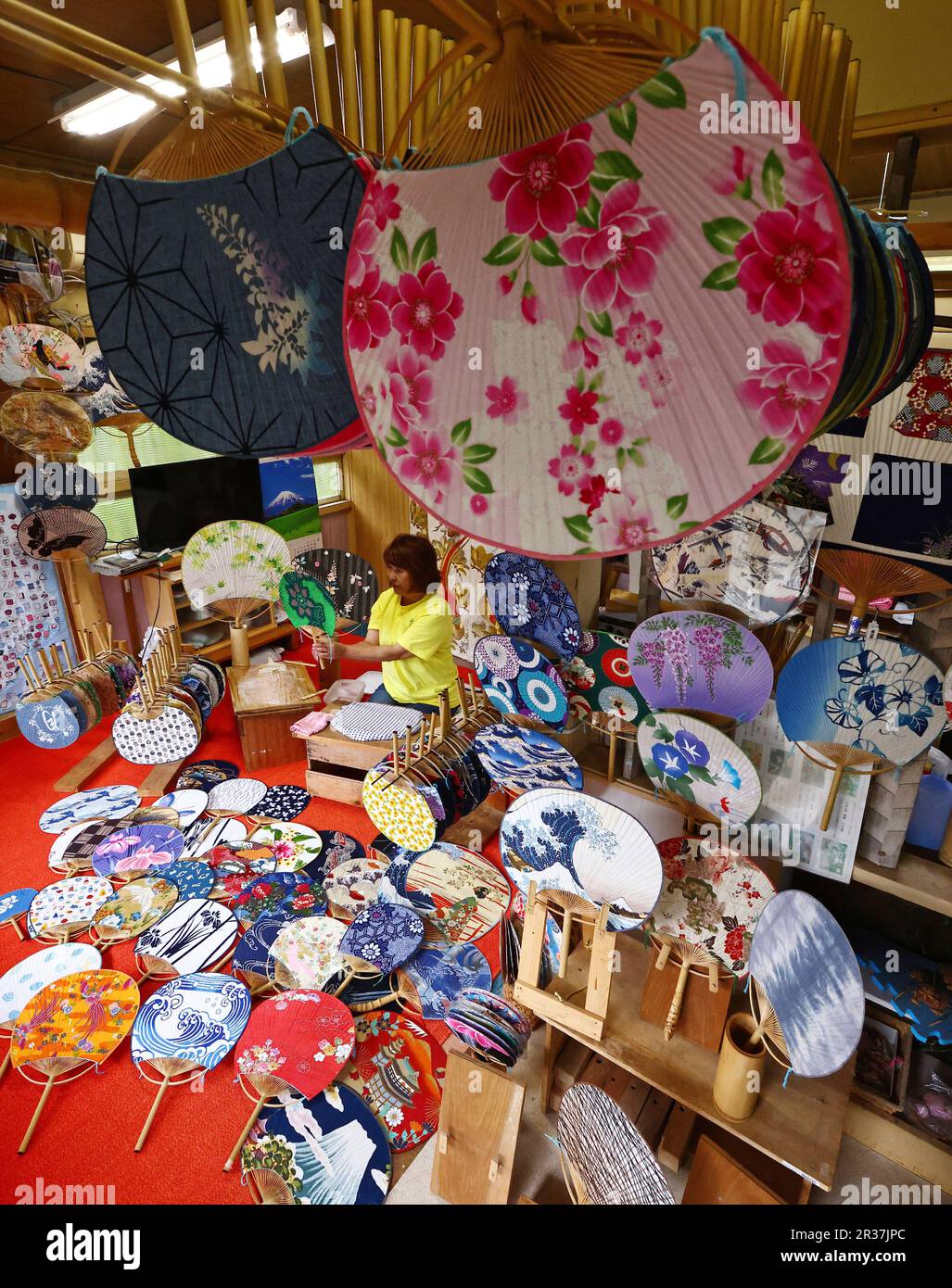 The traditional Japanese craft paper fan "Boso Uchiwa" is produced ...