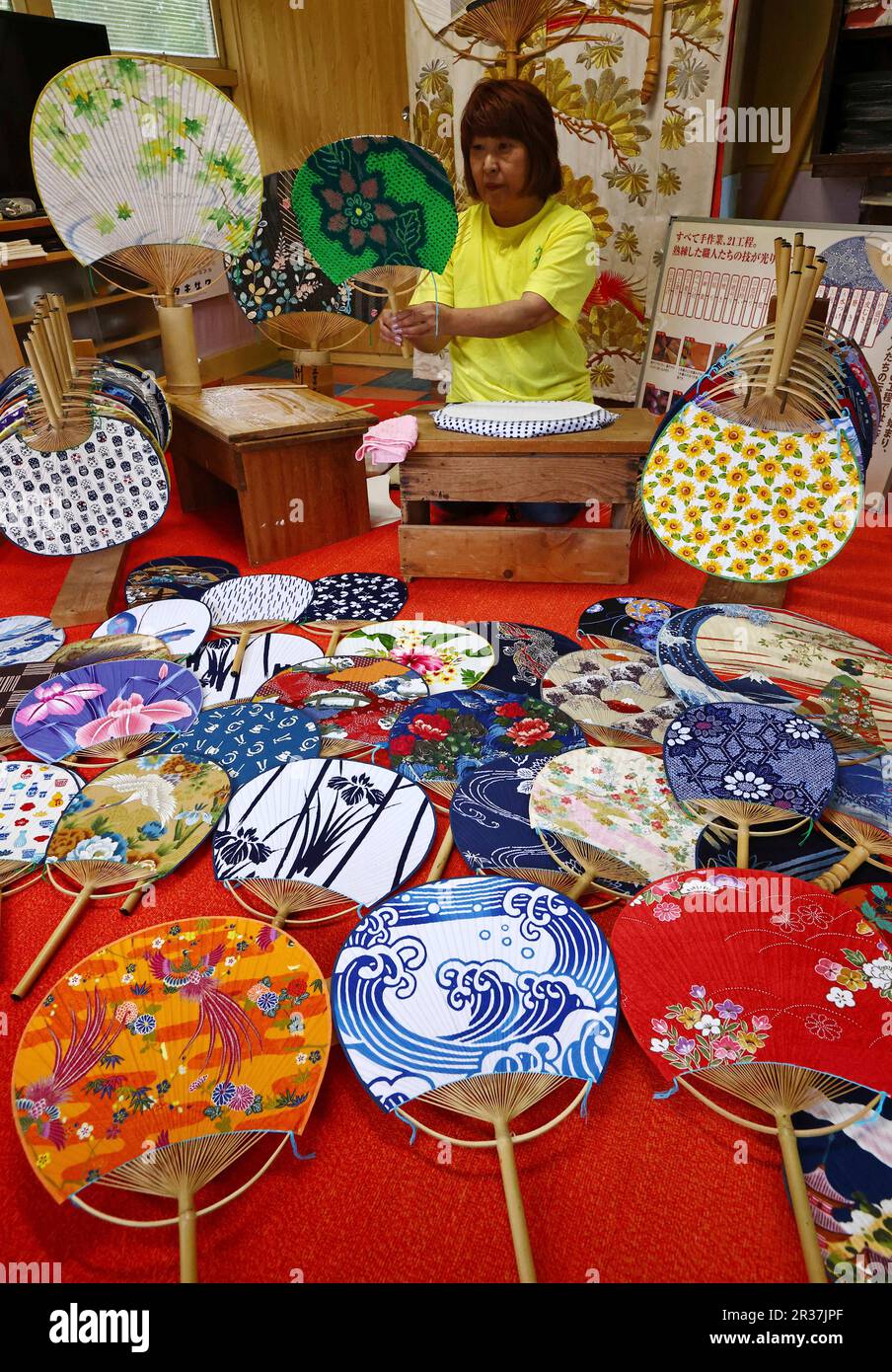 The traditional Japanese craft paper fan "Boso Uchiwa" is produced ...