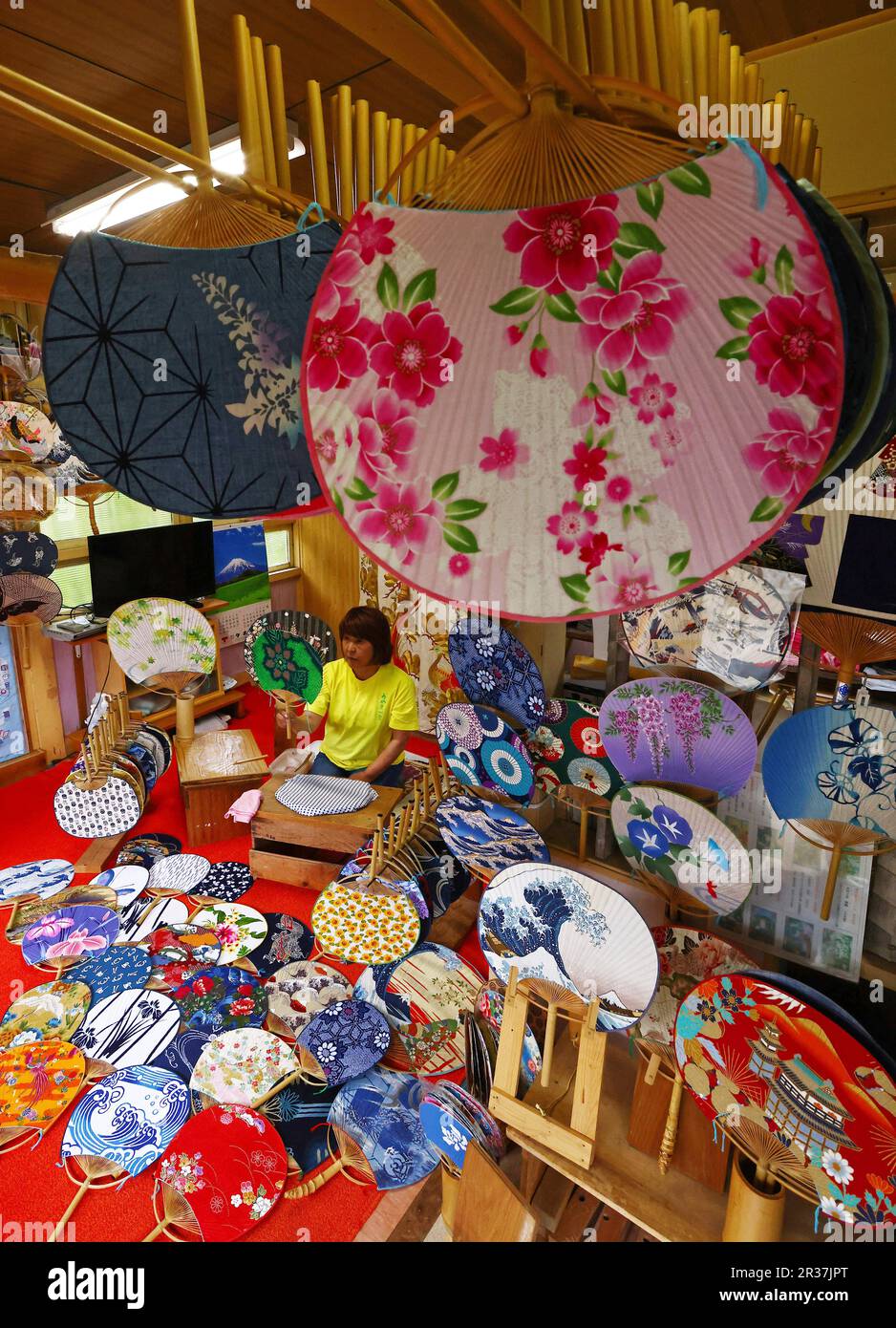 The traditional Japanese craft paper fan "Boso Uchiwa" is produced ...