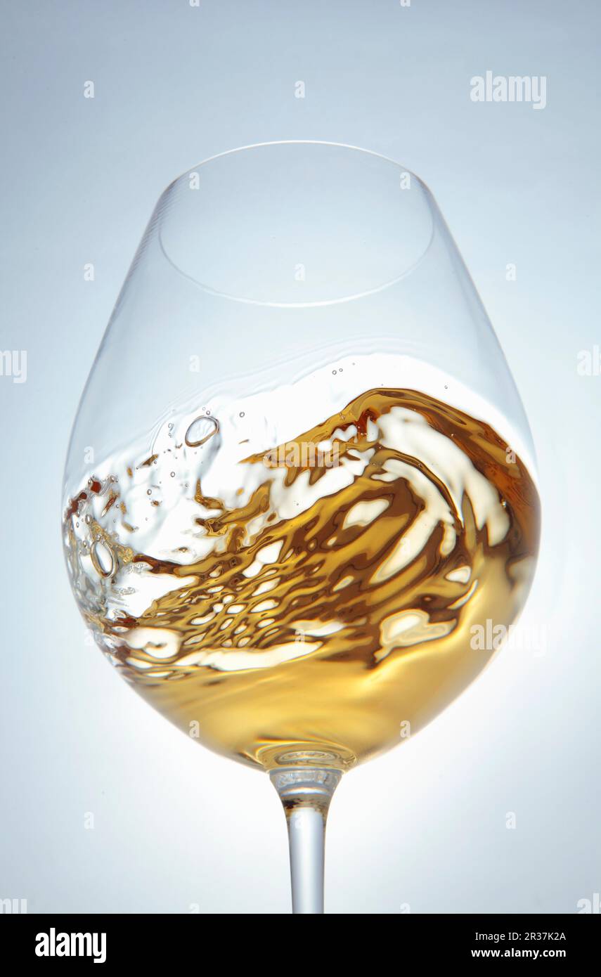 Outline photo of wine glass hi-res stock photography and images - Alamy