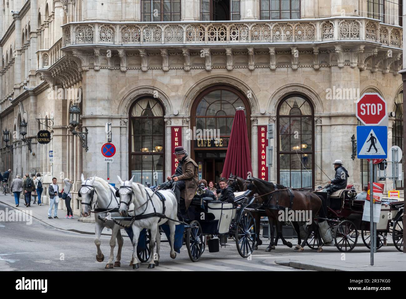 Vienna tourist female hi-res stock photography and images - Alamy