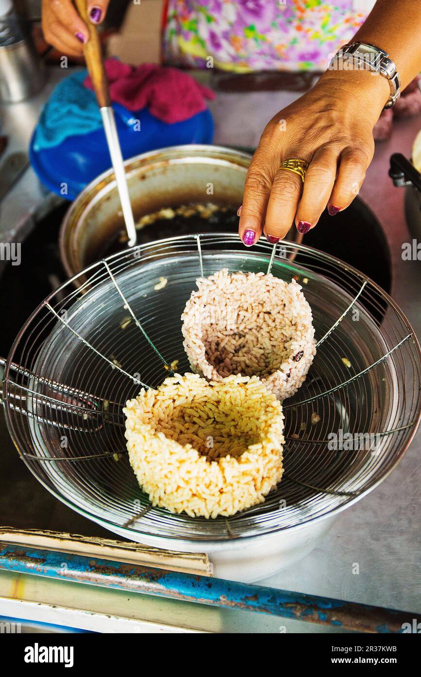 Fried Thai rice bowls on a strainer Stock Photo - Alamy