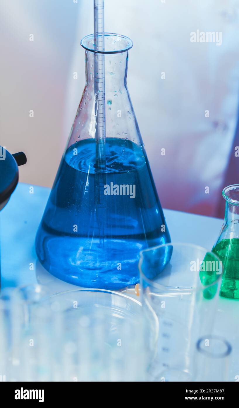 Scientist beaker measurement hi-res stock photography and images - Alamy