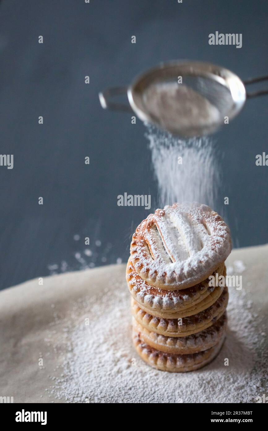 Sugar being sprinkled hi-res stock photography and images - Alamy