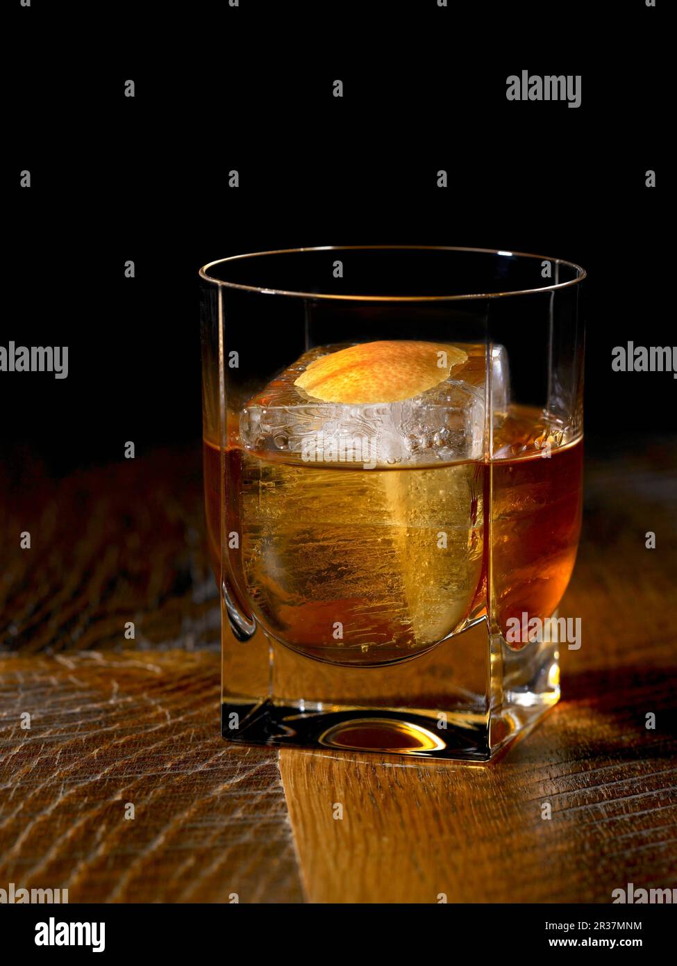 Bourbon on the rocks hi-res stock photography and images - Alamy