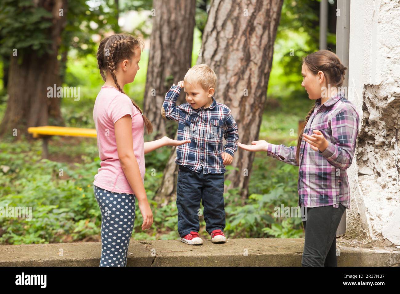 Kids clapping hands hi-res stock photography and images - Alamy