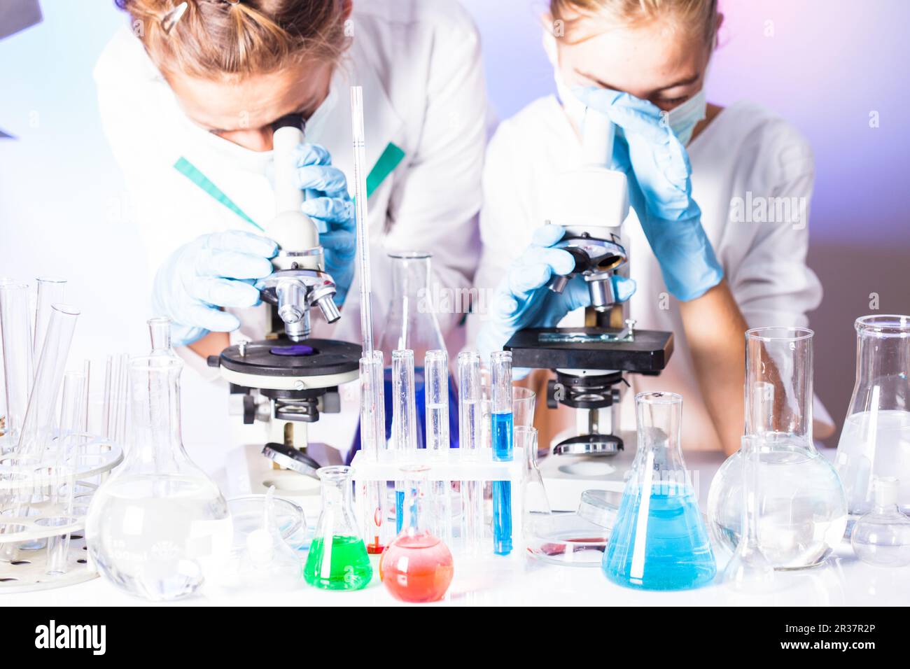 School laboratory chemistry lesson hi-res stock photography and images ...