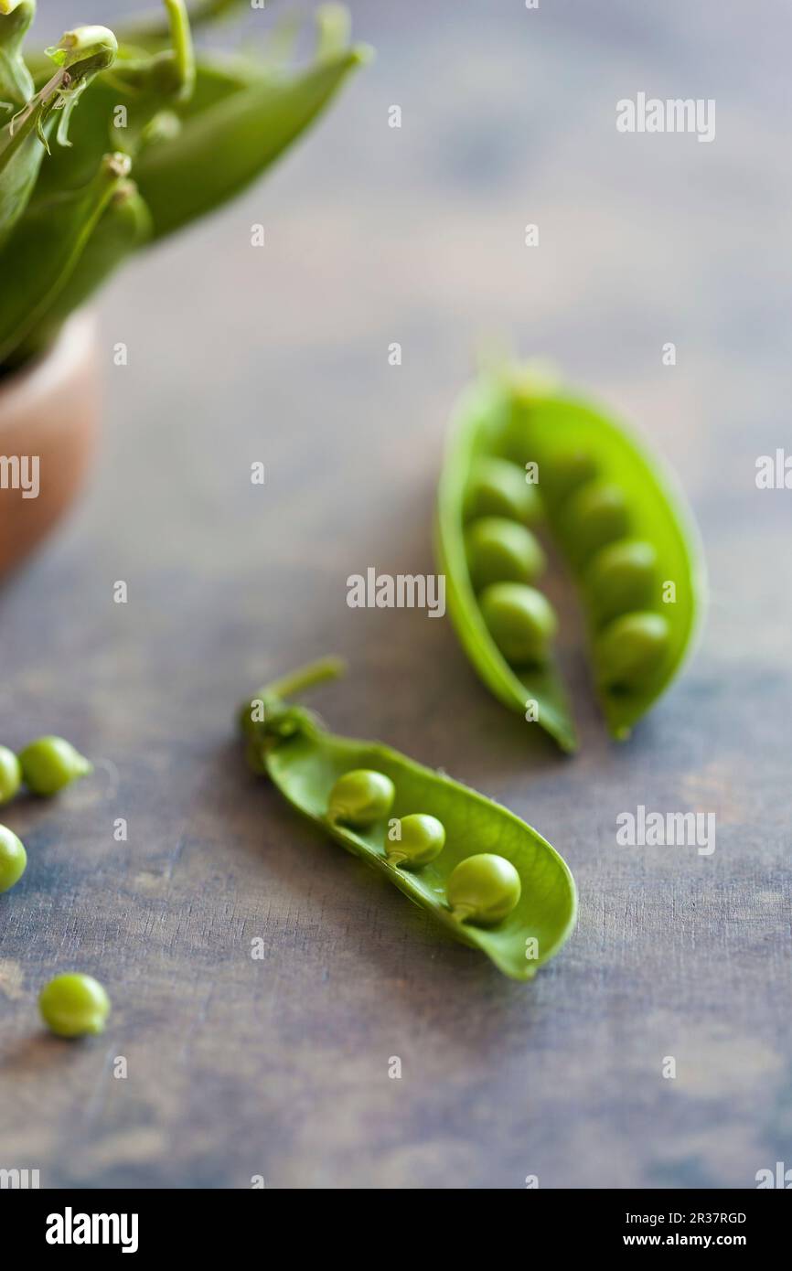 Pea pod opened hi-res stock photography and images - Alamy