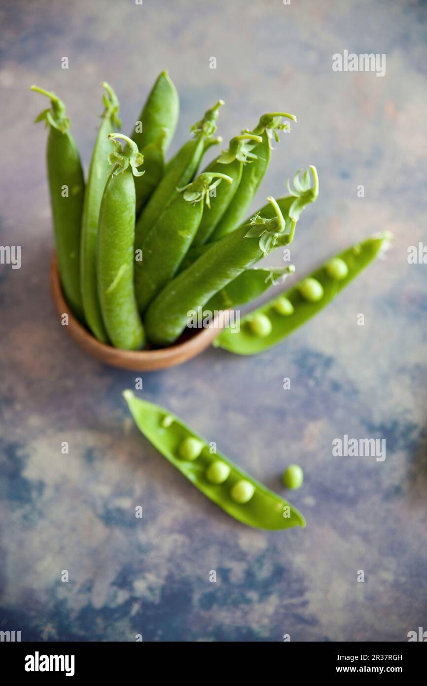 Split open pea pod hi-res stock photography and images - Alamy