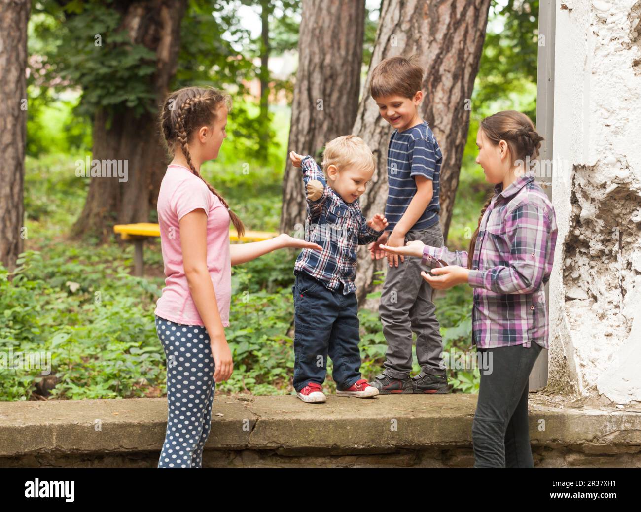 Kids clapping hands hi-res stock photography and images - Alamy
