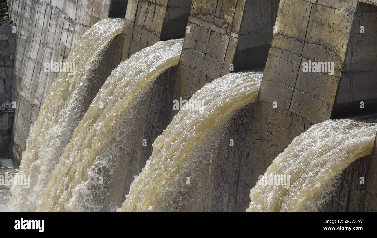 Water flows through dam hi-res stock photography and images - Alamy
