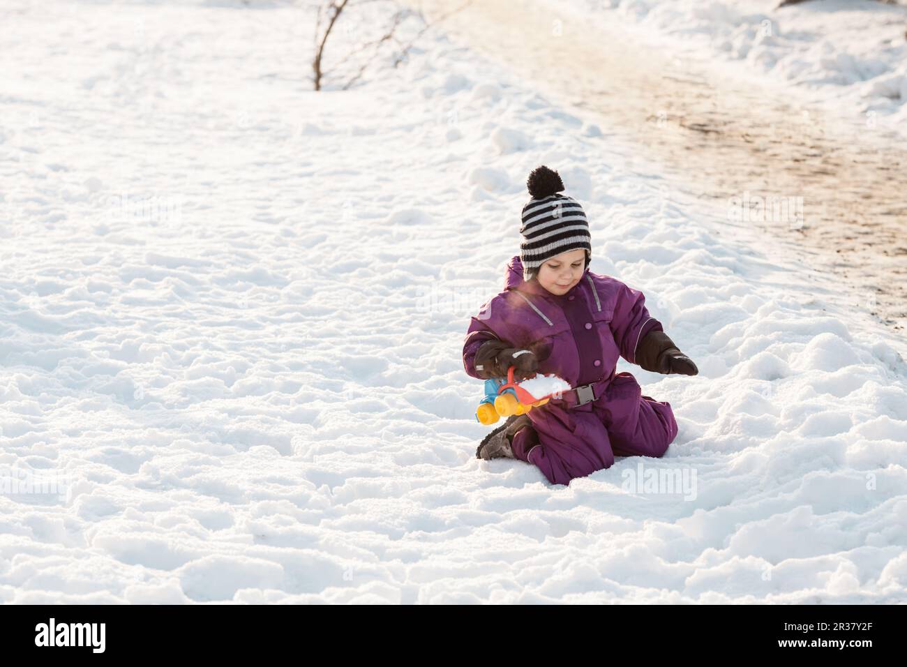 Kid snow hi-res stock photography and images - Alamy