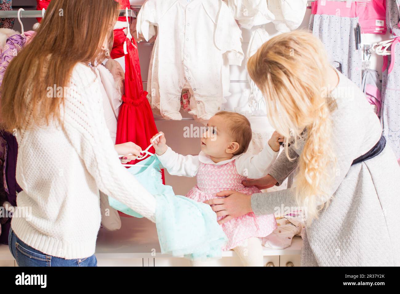 Girls clothes shopping hi-res stock photography and images - Alamy