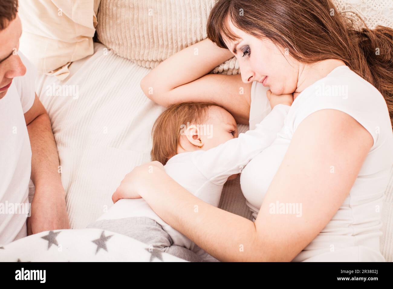 Cosleeping and breastfeeding Stock Photo - Alamy
