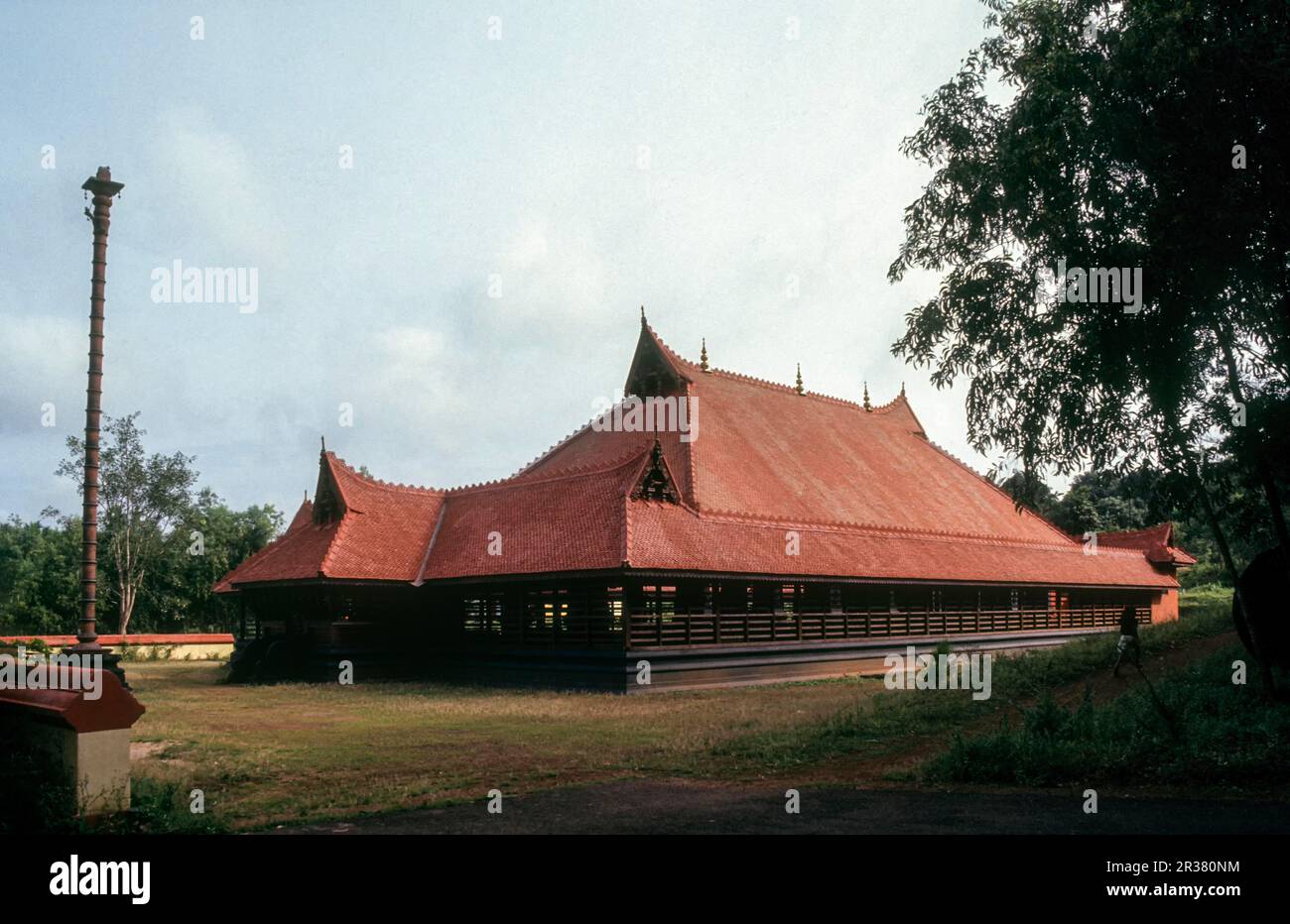 Koothambalam in Kerala Kalamandalam first modern theatre designed for ...