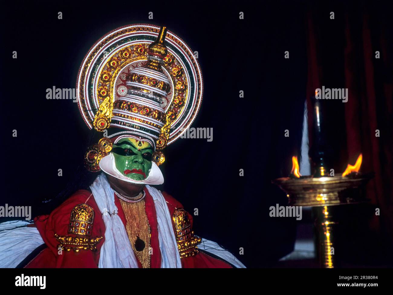 Pacha Green noble and the divine character Performs the mudra elephant ...