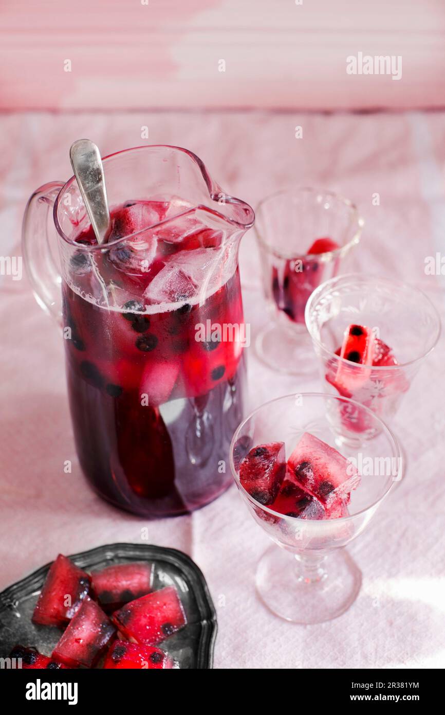 Blackcurrant and ginger ale iced tea Stock Photo - Alamy