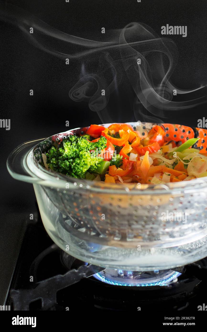 Steamed vegetables in a steamer Stock Photo - Alamy