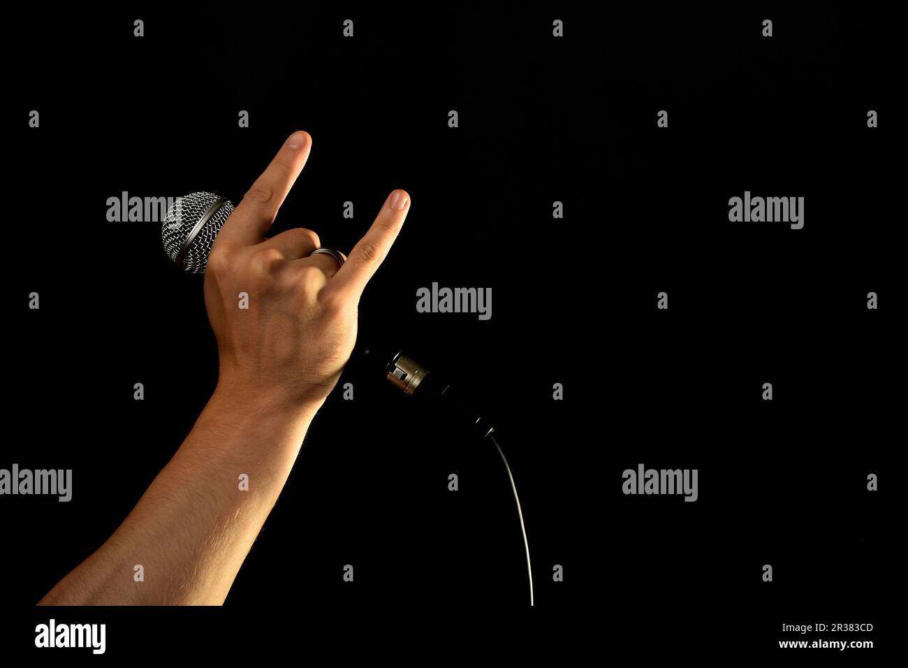 Hand with microphone hi-res stock photography and images - Alamy