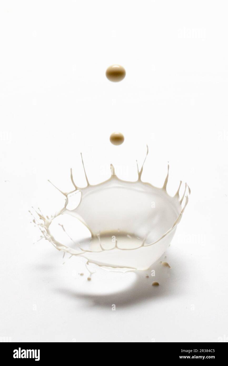 Milk splash outline hi-res stock photography and images - Alamy