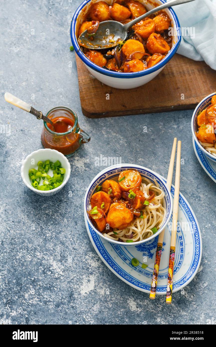 Noodles with potatoes and Schezwan sauce (Asia Stock Photo - Alamy