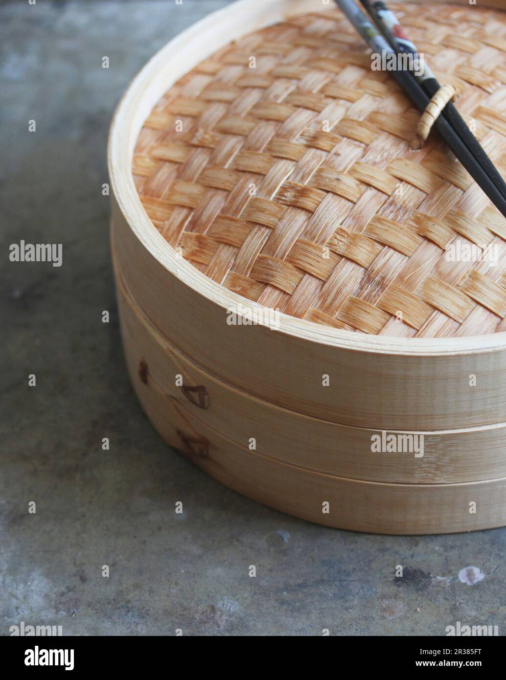 Bamboo steamer baskets hi-res stock photography and images - Alamy