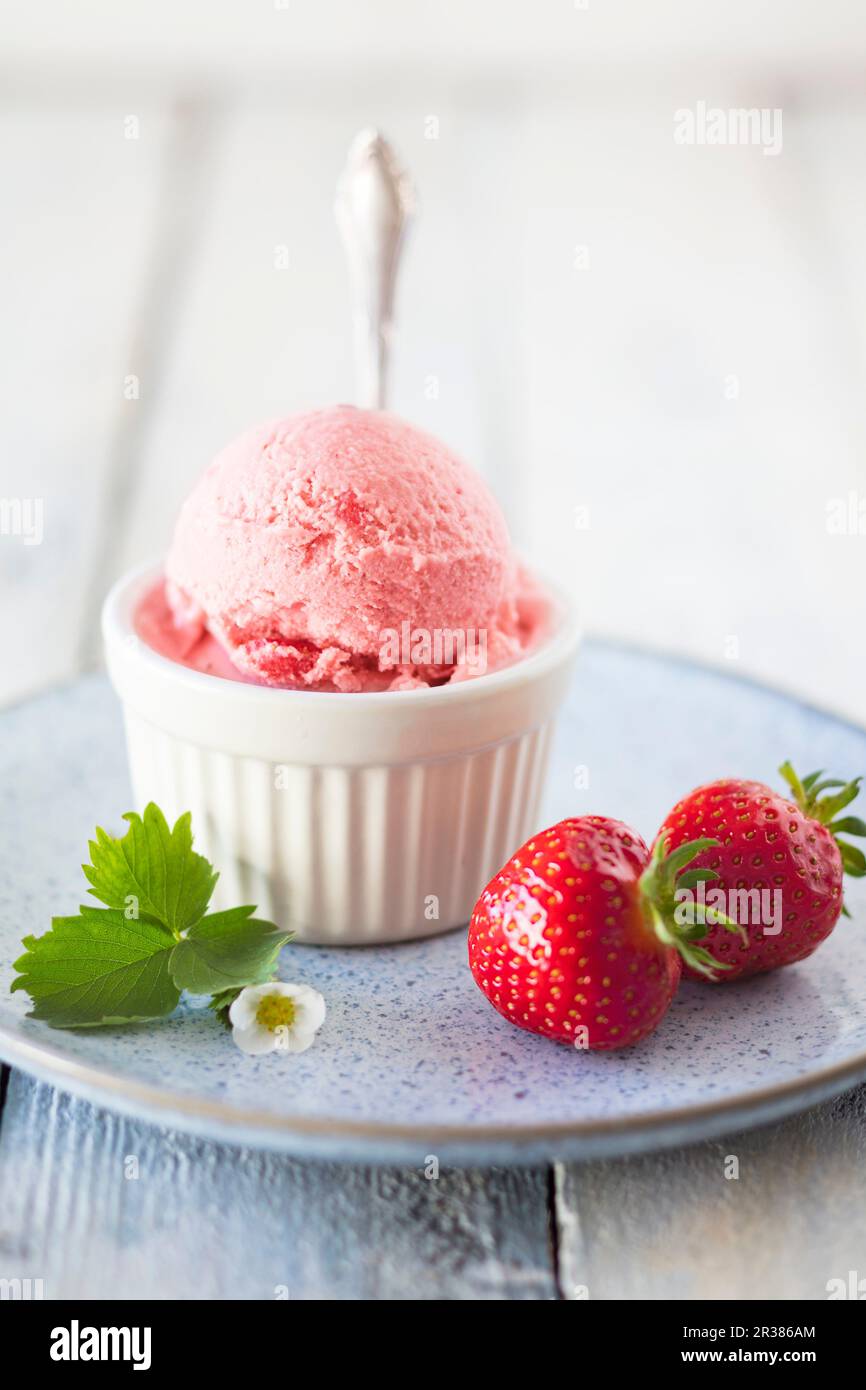 Strawberry ice cream and fresh strawberries Stock Photo - Alamy