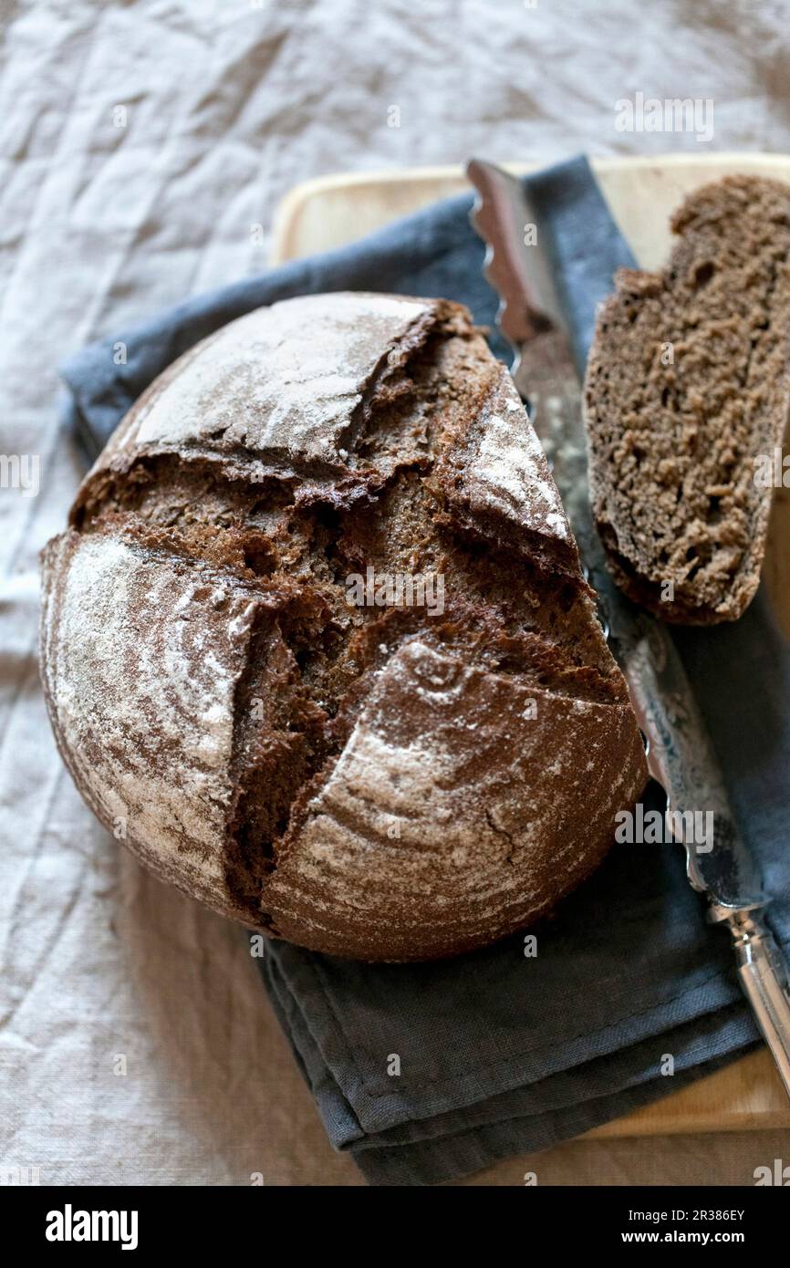 Bread on linen hi-res stock photography and images - Alamy