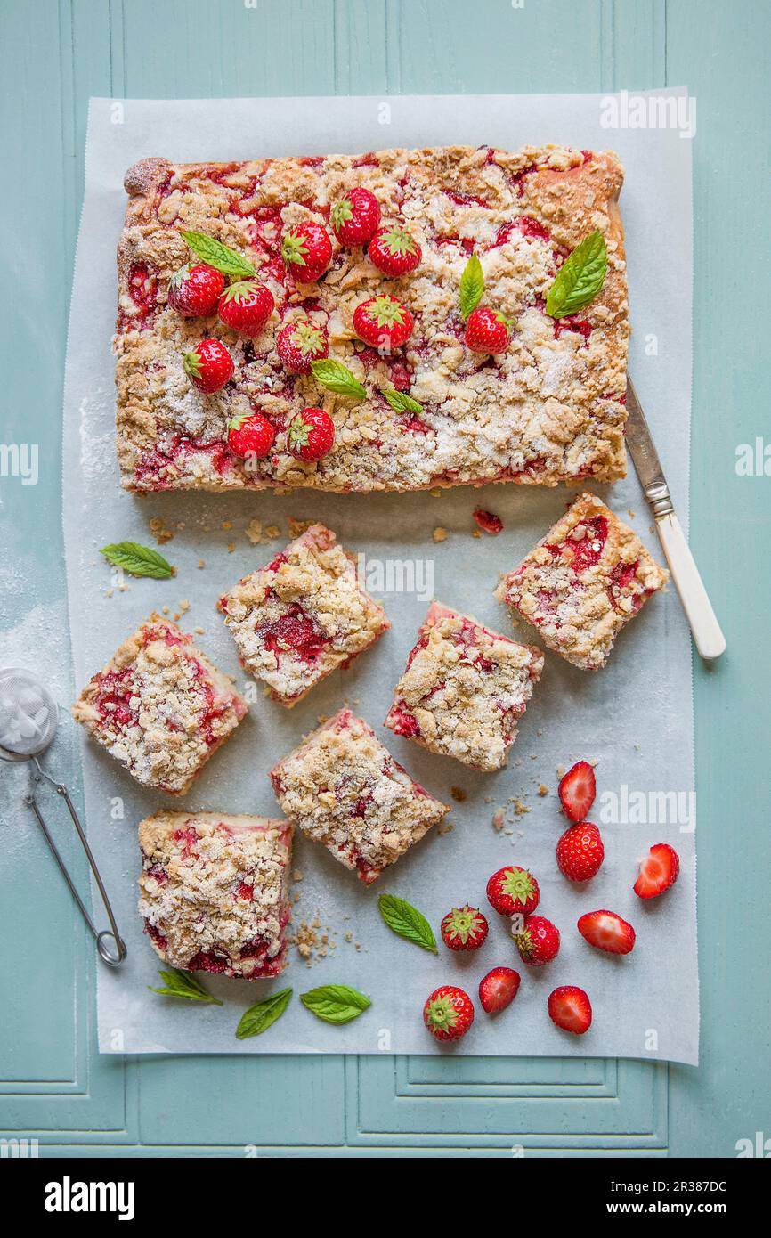 Sponge cake with fresh strawberries and crumble topping Stock Photo - Alamy