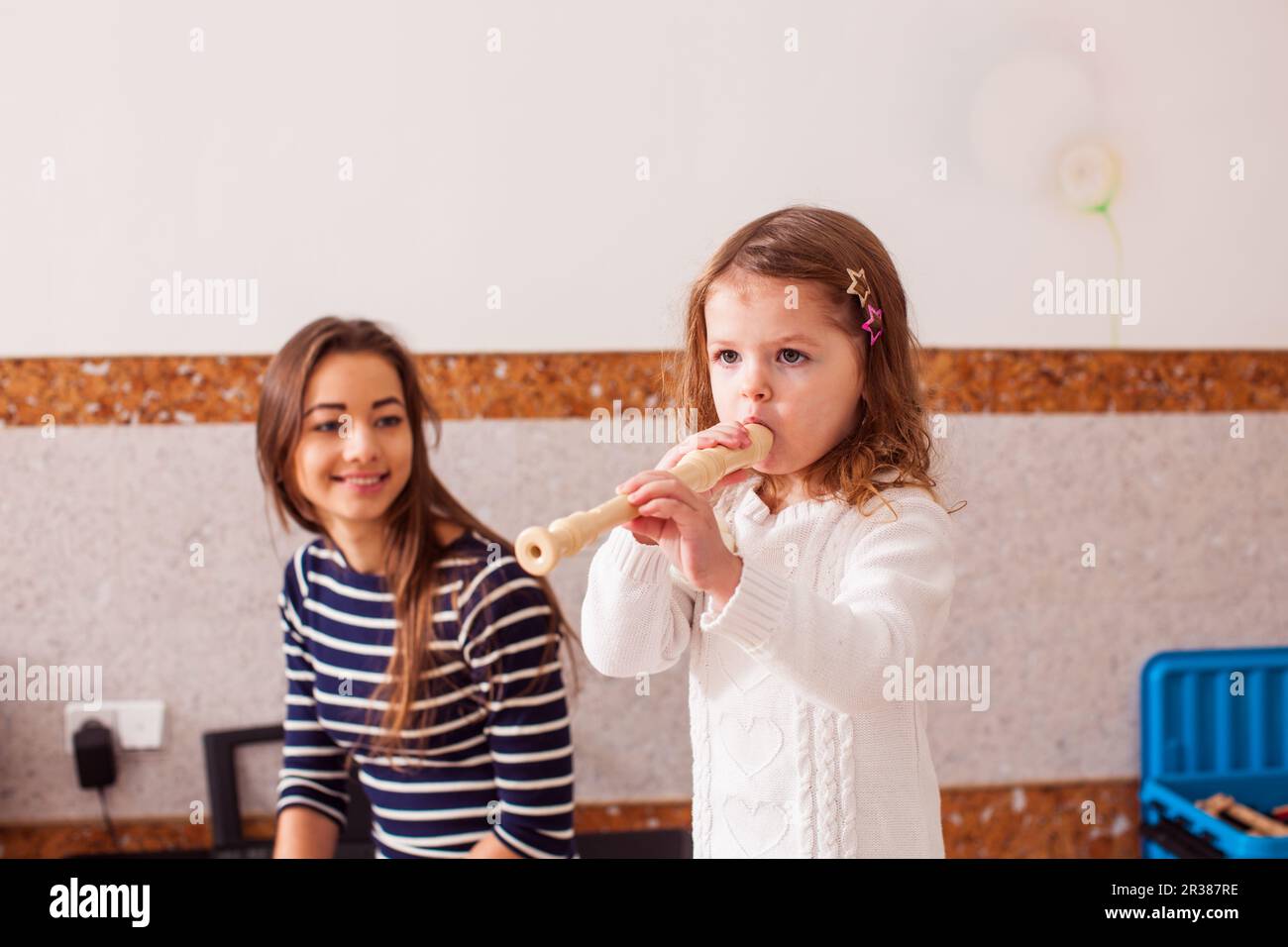The little girl to play on the flute Stock Photo - Alamy