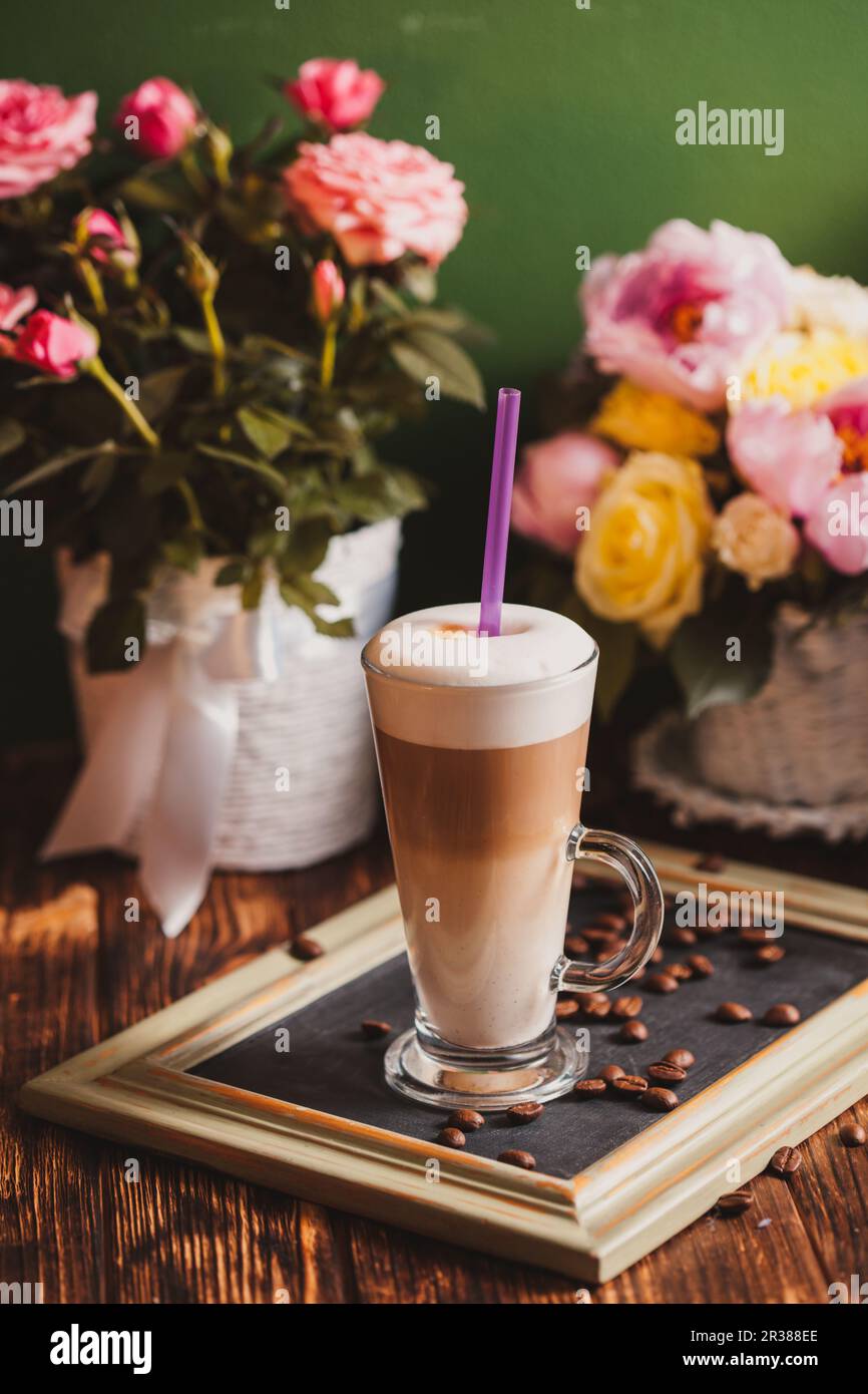 Straw tray hi-res stock photography and images - Alamy