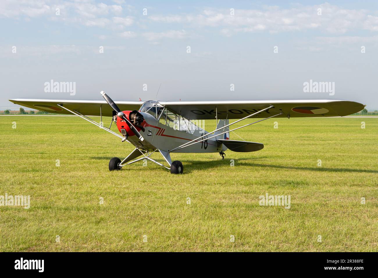 Piper j 3 cub hi-res stock photography and images - Alamy