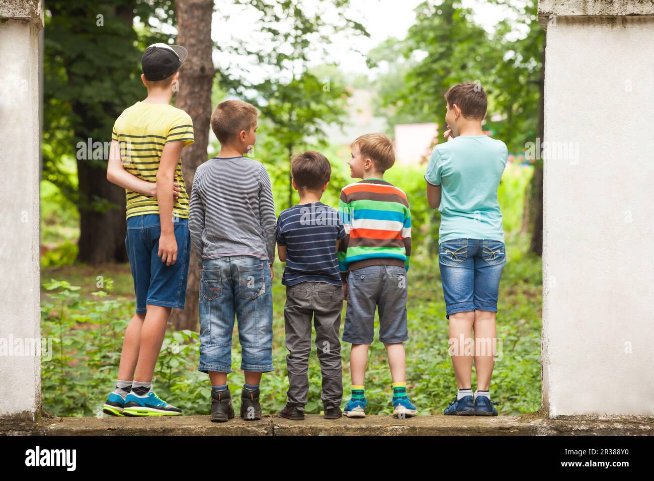 Group of guys standing hi-res stock photography and images - Alamy