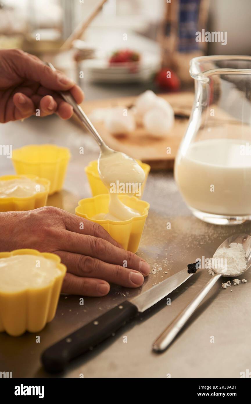Pudding mould hi-res stock photography and images - Alamy