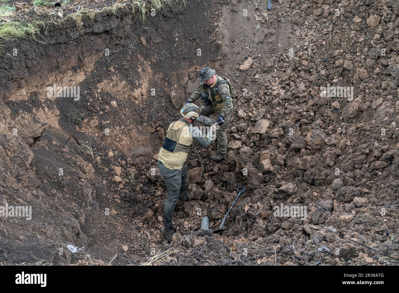 Members of National Guards of Ukraine de-mining unit prepare unexploded ...