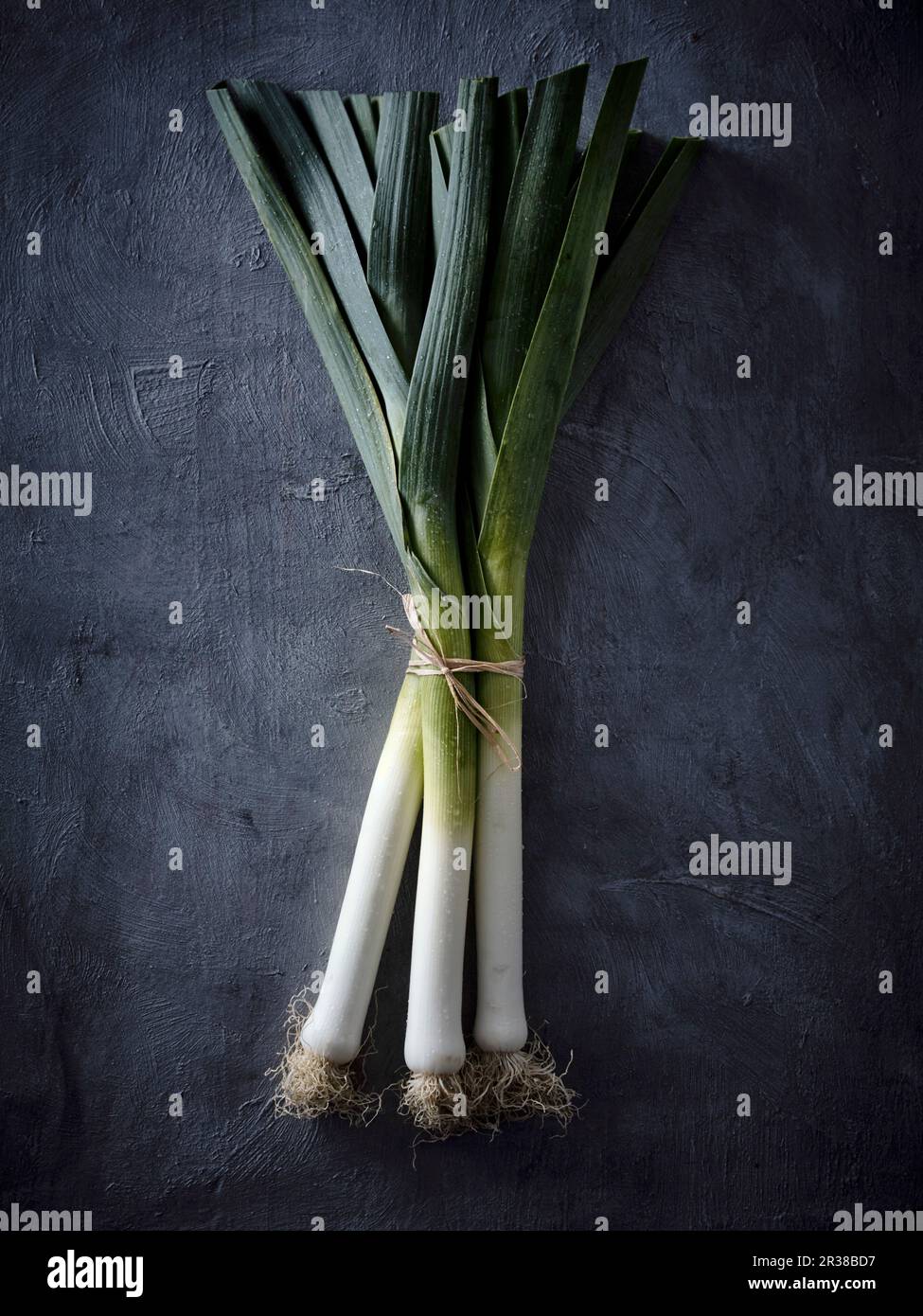 A bundle of leeks Stock Photo - Alamy