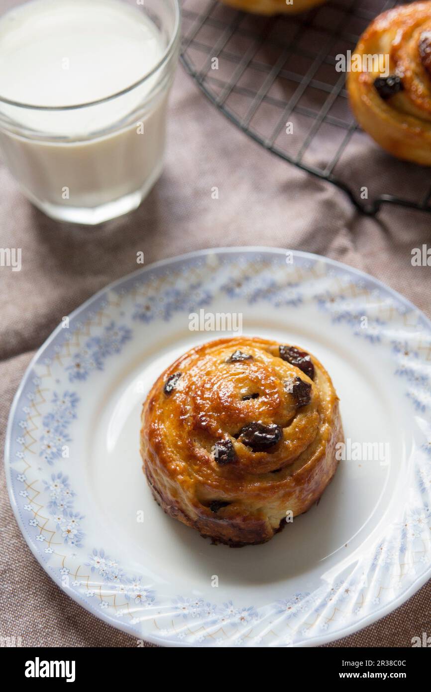 Snail bun cinnamon puff hi-res stock photography and images - Alamy