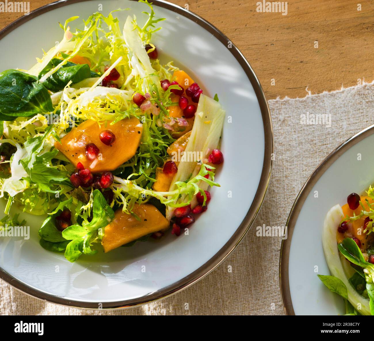 A mixed leaf salad with mango and pomegranate seeds Stock Photo - Alamy