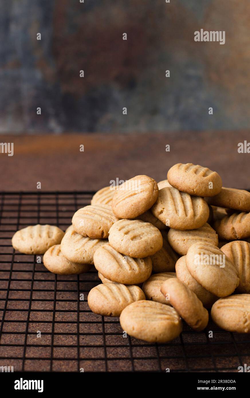 Peanut butter cookie on a wire rack Stock Photo - Alamy