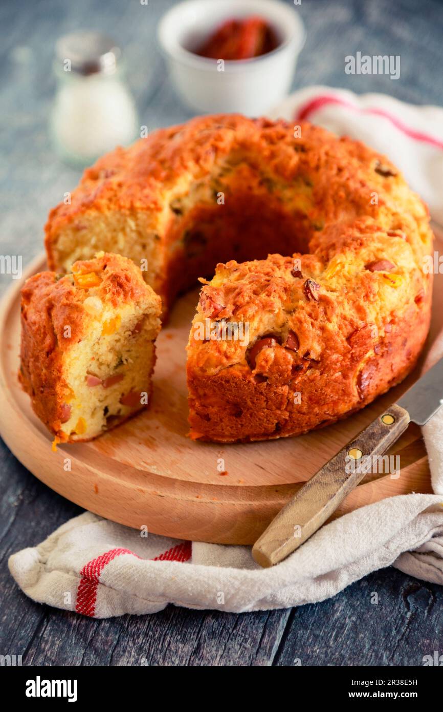 Spicy wreath cake with sausage, Provolone, olives and dried tomatoes ...