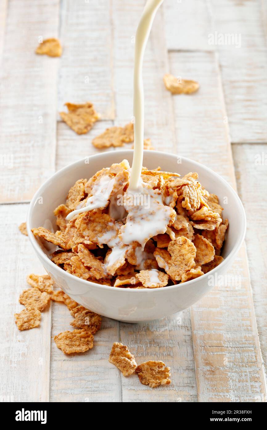 Corn flakes pour milk cornflakes hi-res stock photography and images ...