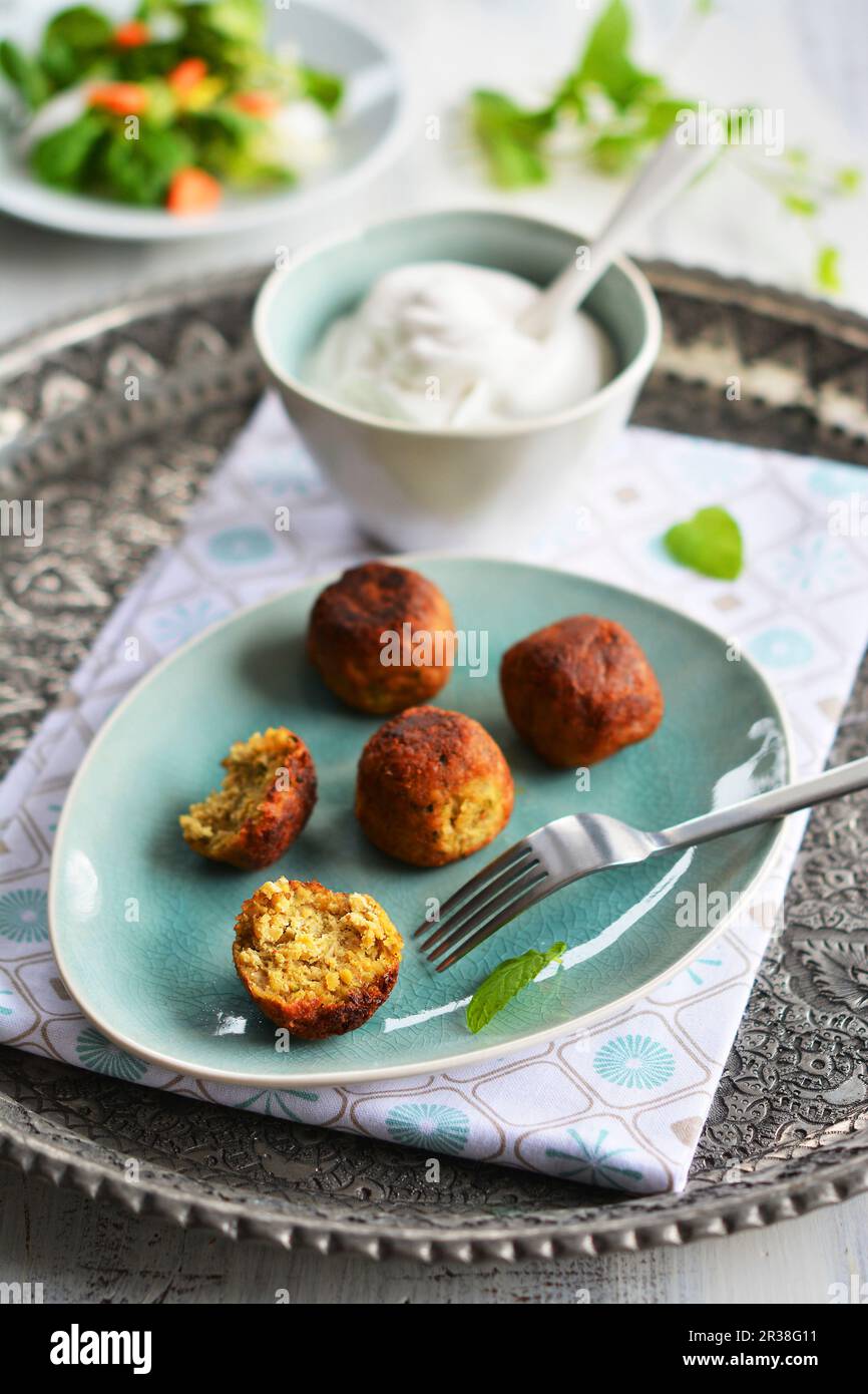 Falafel with yogurt and salad Stock Photo - Alamy