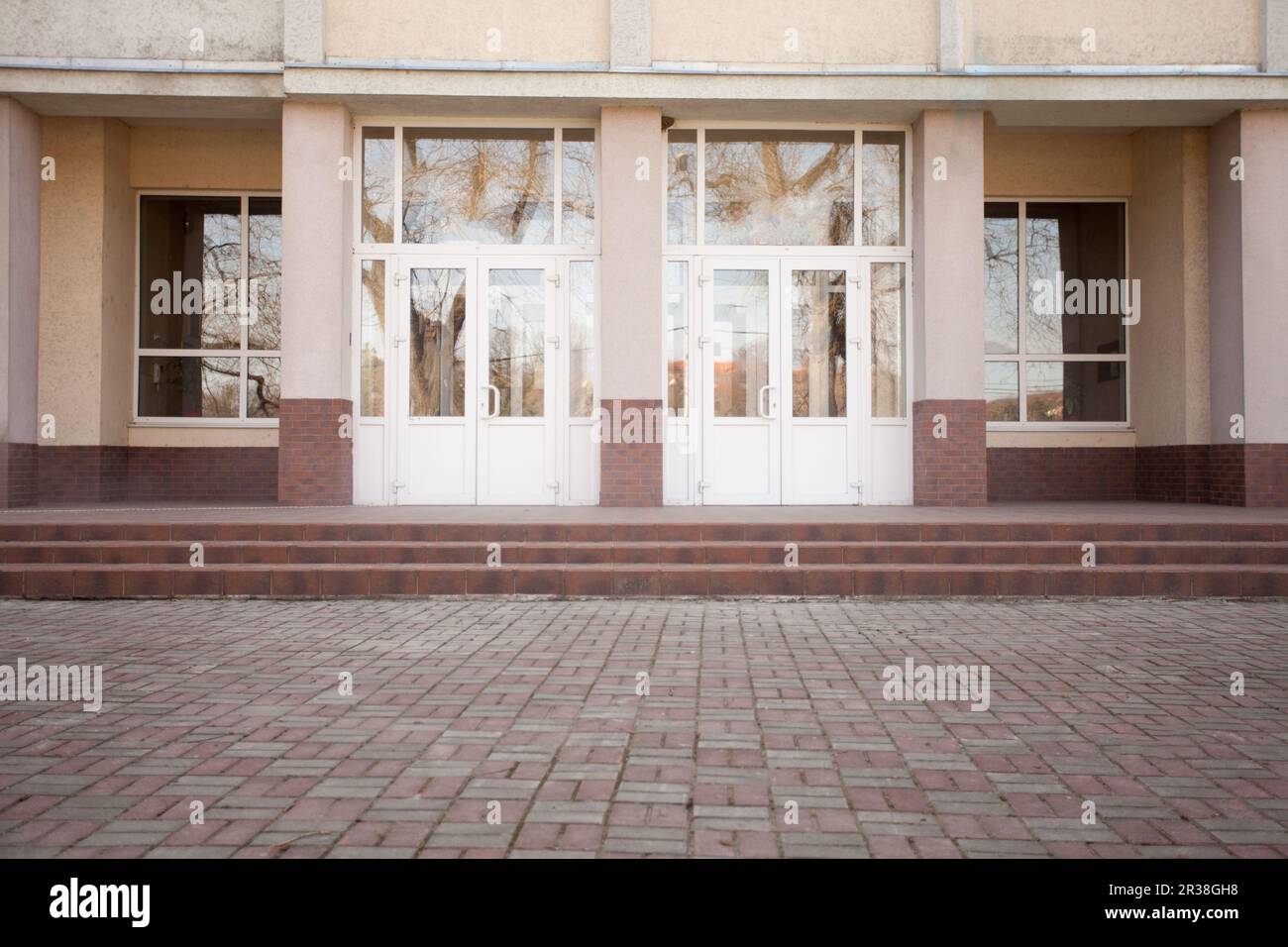 Facade of the school building Stock Photo - Alamy