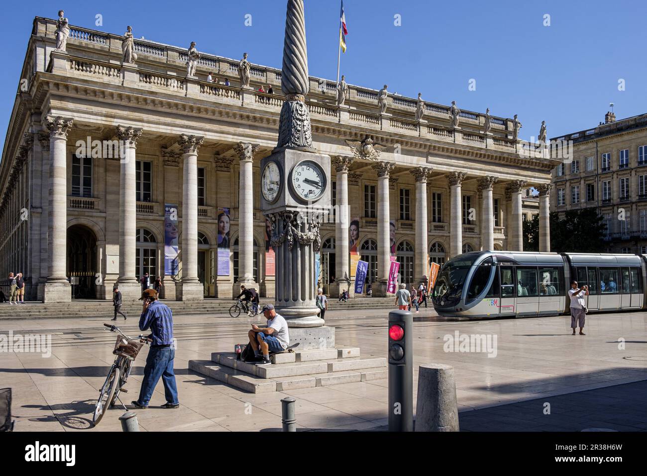FRANCE. GIRONDE (33). BORDEAUX. PASSAGE OF THE TRAMWAY IN FRONT OF THE ...