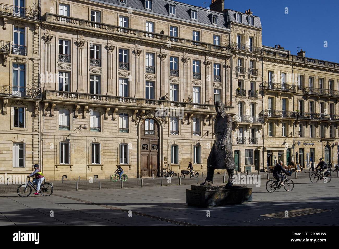 FRANCE. GIRONDE (33). BORDEAUX. PEY-BERLAND SQUARE, A BRONZE STATUE ...