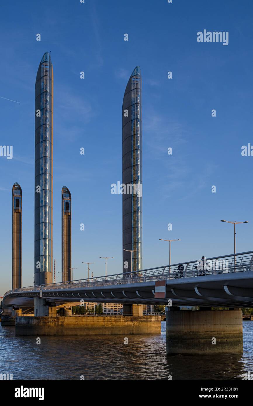 FRANCE. GIRONDE (33). BORDEAUX. THE JACQUES CHABAN-DELMAS BRIDGE IS A ...