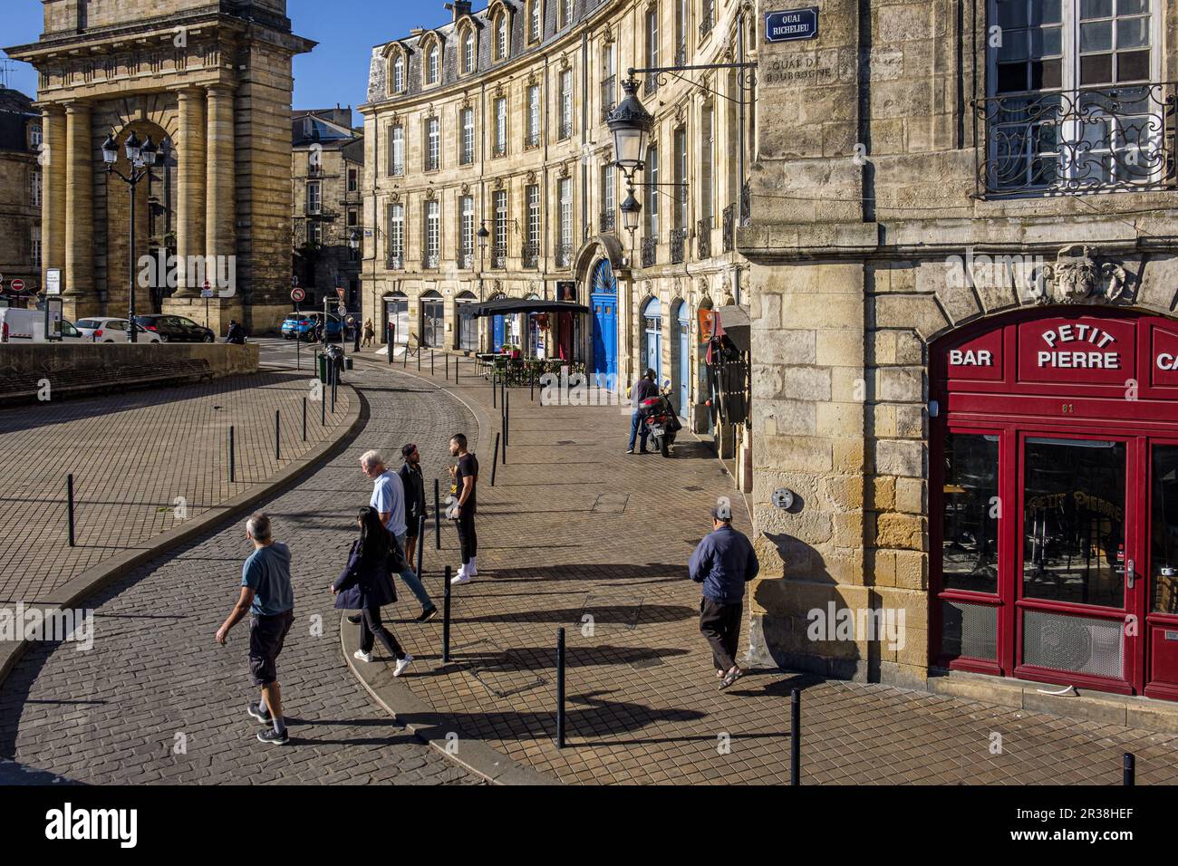 FRANCE. GIRONDE (33). BORDEAUX. ON THE EDGE OF THE QUAYS ON THE LEFT ...